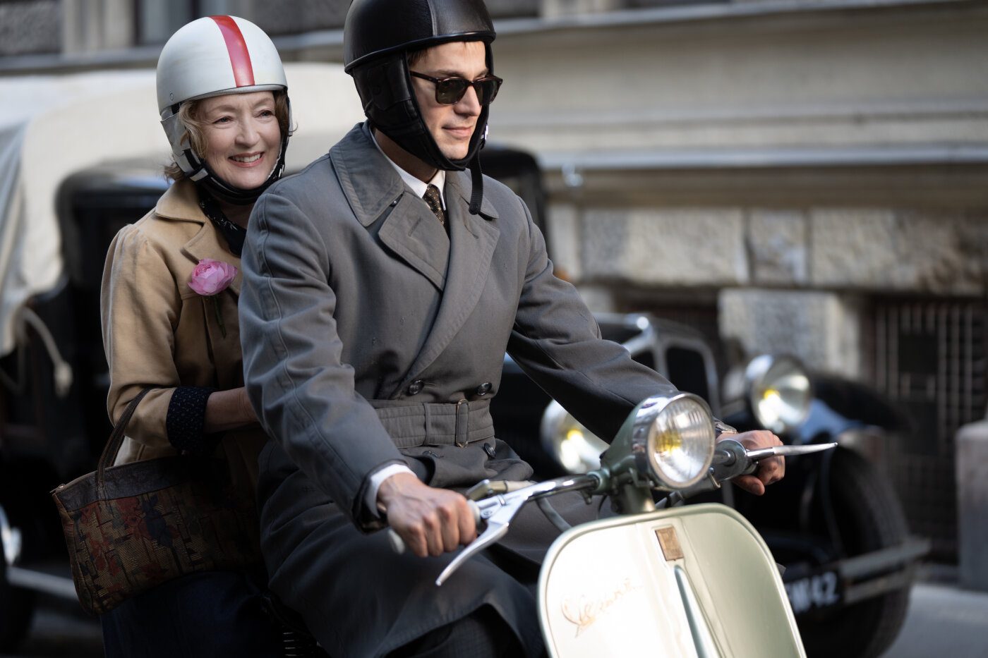 Mrs. Harris und ein Kleid von Dior (Mrs. Harris Goes to Paris, 2022)